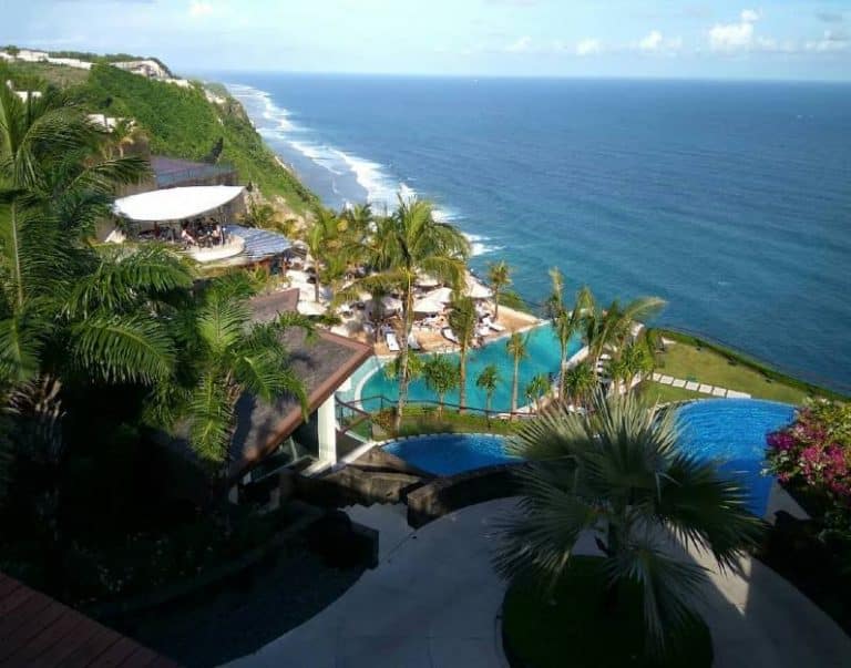 The Edge Bali Pool | Swimming Pool Unik di Atas Tebing - Dewa Sewa ...